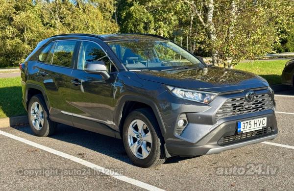 Grey Toyota RAV4 2021 in Tallinn, with an engine capacity of 2.00 L and mileage of 80 thousand km for 25900 €, photo 3 on AUTOMOTO.COM.LV