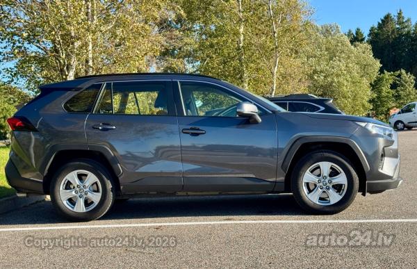 Grey Toyota RAV4 2021 in Tallinn, with an engine capacity of 2.00 L and mileage of 80 thousand km for 25900 €, photo 5 on AUTOMOTO.COM.LV