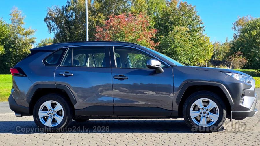 Grey Toyota RAV4 2021 in Tallinn, with an engine capacity of 2.00 L and mileage of 49 thousand km for 26900 €, photo 3 on AUTOMOTO.COM.LV