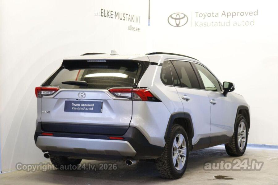 Pelēks Toyota RAV4 2022 Tallina, ar dzinēja tilpumu 1.99 L un nobraukumu 82 tūkst. km par 24900 €, foto 2 vietnē AUTOMOTO.COM.LV