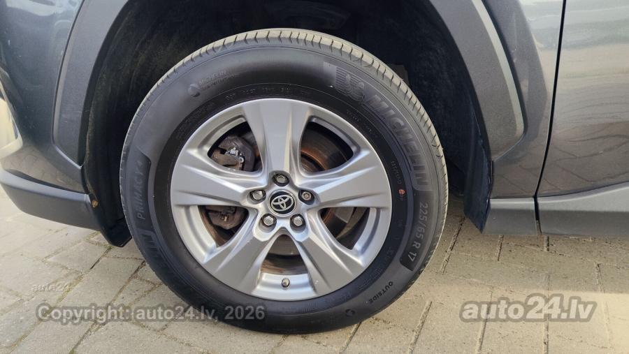 Pelēks Toyota RAV4 2022 Tallina, ar dzinēja tilpumu 1.99 L un nobraukumu 93 tūkst. km par 23995 €, foto 19 vietnē AUTOMOTO.COM.LV