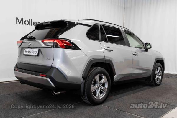 Pelēks Toyota RAV4 2022 Tallina, ar dzinēja tilpumu 2.00 L un nobraukumu 50 tūkst. km par 28500 €, foto 4 vietnē AUTOMOTO.COM.LV