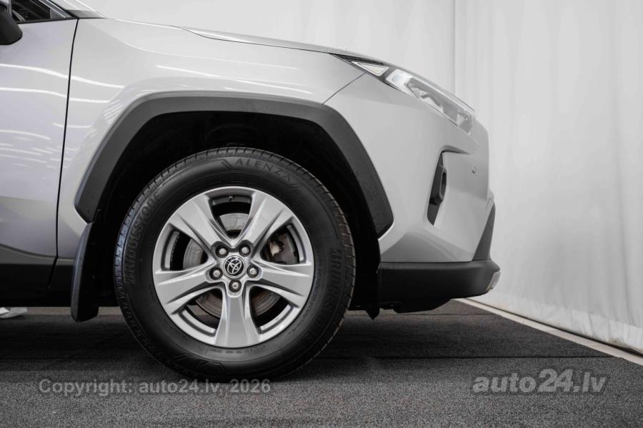 Pelēks Toyota RAV4 2022 Tallina, ar dzinēja tilpumu 2.00 L un nobraukumu 50 tūkst. km par 28500 €, foto 17 vietnē AUTOMOTO.COM.LV