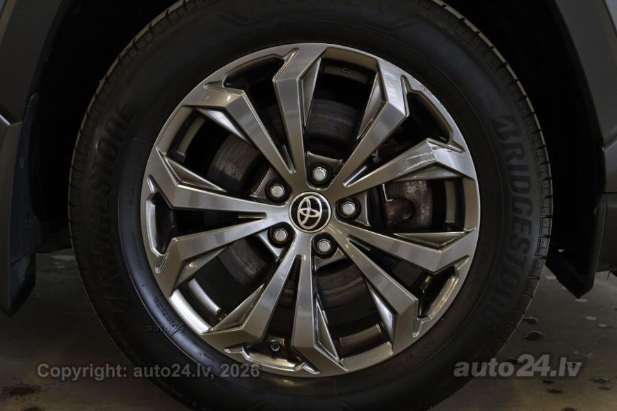 Pelēks Toyota RAV4 2022 Tallina, ar dzinēja tilpumu 2.49 L un nobraukumu 46 tūkst. km par 29500 €, foto 16 vietnē AUTOMOTO.COM.LV