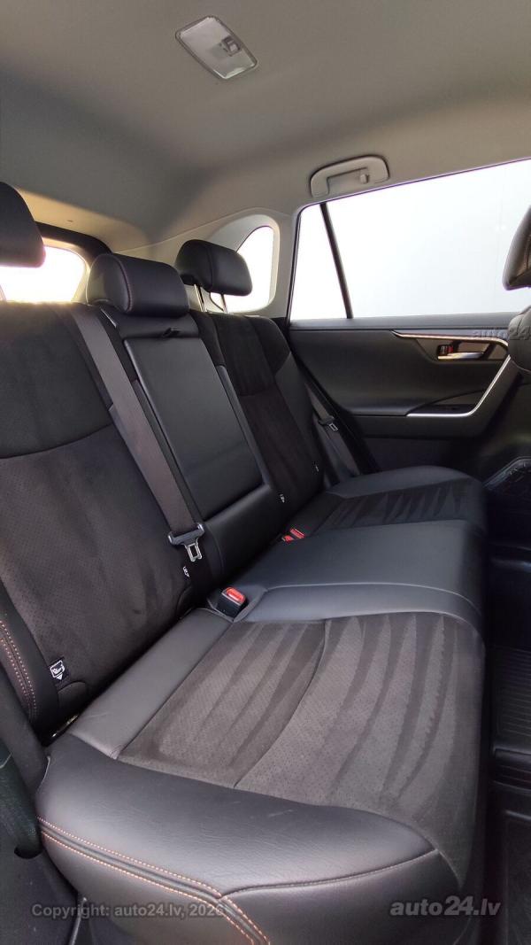 Grey Toyota RAV4 2022 in Tallinn, with an engine capacity of 2.49 L and mileage of 208 thousand km for 23995 €, photo 6 on AUTOMOTO.COM.LV