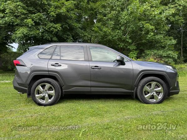 Grey Toyota RAV4 2022 in Tallinn, with an engine capacity of 2.50 L and mileage of 165 thousand km for 26890 €, photo 6 on AUTOMOTO.COM.LV