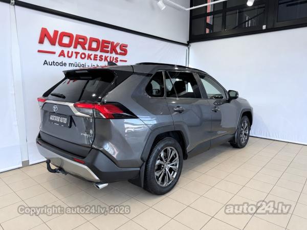 Grey Toyota RAV4 2022 in Tallinn, with an engine capacity of 2.50 L and mileage of 140 thousand km for 26990 €, photo 3 on AUTOMOTO.COM.LV