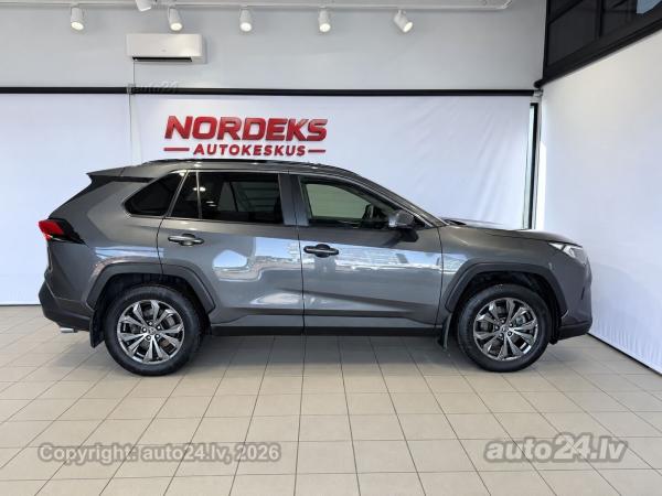 Grey Toyota RAV4 2022 in Tallinn, with an engine capacity of 2.50 L and mileage of 140 thousand km for 26990 €, photo 5 on AUTOMOTO.COM.LV