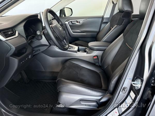 Grey Toyota RAV4 2022 in Tallinn, with an engine capacity of 2.50 L and mileage of 140 thousand km for 26990 €, photo 8 on AUTOMOTO.COM.LV