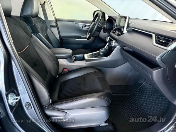 Grey Toyota RAV4 2022 in Tallinn, with an engine capacity of 2.50 L and mileage of 140 thousand km for 26990 €, photo 9 on AUTOMOTO.COM.LV