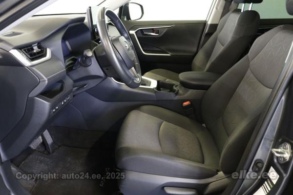 Pelēks Toyota RAV4 2023 Tallina, ar dzinēja tilpumu 1.99 L un nobraukumu 70 tūkst. km par 27600 €, foto 11 vietnē AUTOMOTO.COM.LV