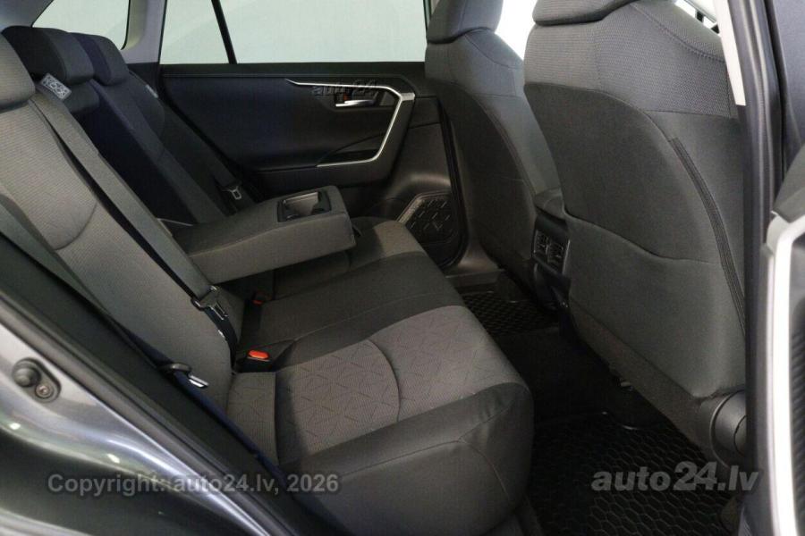 Pelēks Toyota RAV4 2023 Tallina, ar dzinēja tilpumu 1.99 L un nobraukumu 27 tūkst. km par 29300 €, foto 7 vietnē AUTOMOTO.COM.LV