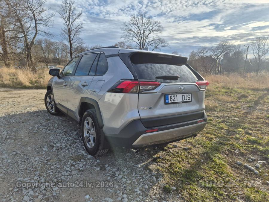 Pelēks Toyota RAV4 2023 Tallina, ar dzinēja tilpumu 2.00 L un nobraukumu 58 tūkst. km par 29000 €, foto 4 vietnē AUTOMOTO.COM.LV