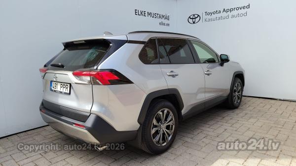 Pelēks Toyota RAV4 2023 Tallina, ar dzinēja tilpumu 1.99 L un nobraukumu 33 tūkst. km par 29995 €, foto 2 vietnē AUTOMOTO.COM.LV