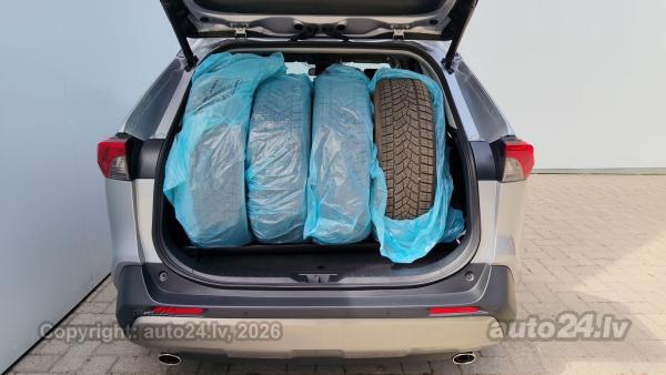 Pelēks Toyota RAV4 2023 Tallina, ar dzinēja tilpumu 1.99 L un nobraukumu 33 tūkst. km par 29995 €, foto 10 vietnē AUTOMOTO.COM.LV