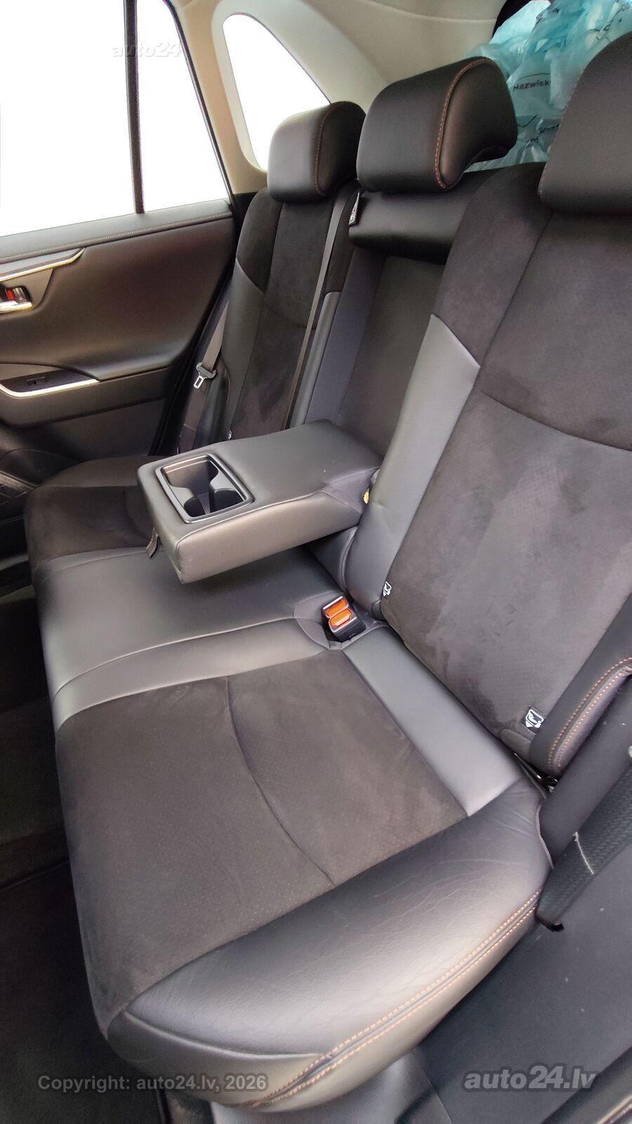 Pelēks Toyota RAV4 2023 Tallina, ar dzinēja tilpumu 1.99 L un nobraukumu 33 tūkst. km par 29995 €, foto 17 vietnē AUTOMOTO.COM.LV