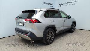 Grey Toyota RAV4 2023 in Tallinn, with an engine capacity of 1.99 L and mileage of 35 thousand km for 31995 €, photo 3 on AUTOMOTO.COM.LV