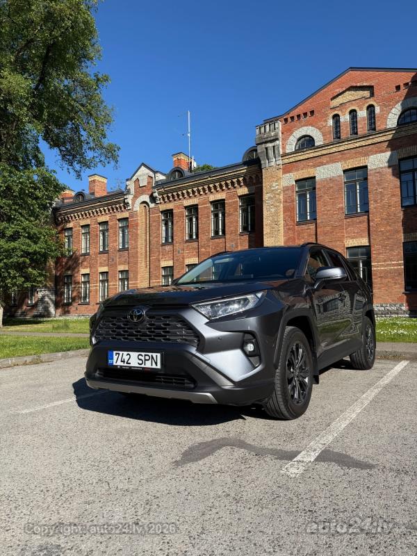 Pelēks Toyota RAV4 2023 Tallina, ar dzinēja tilpumu 2.00 L un nobraukumu 30 tūkst. km par 29900 €, foto 1 vietnē AUTOMOTO.COM.LV