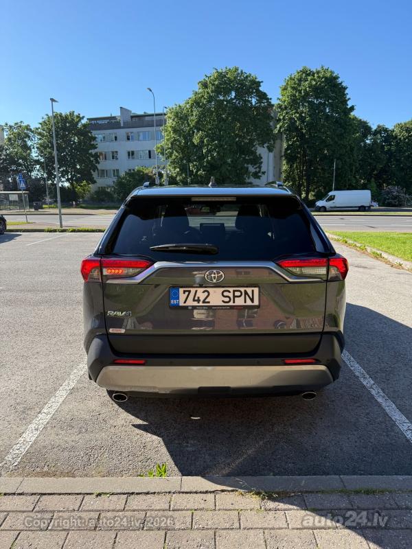 Pelēks Toyota RAV4 2023 Tallina, ar dzinēja tilpumu 2.00 L un nobraukumu 30 tūkst. km par 29900 €, foto 6 vietnē AUTOMOTO.COM.LV