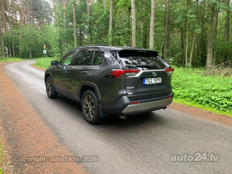 Pelēks Toyota RAV4 2023 Tallina, ar dzinēja tilpumu 2.00 L un nobraukumu 29 tūkst. km par 33999 €, foto 5 vietnē AUTOMOTO.COM.LV