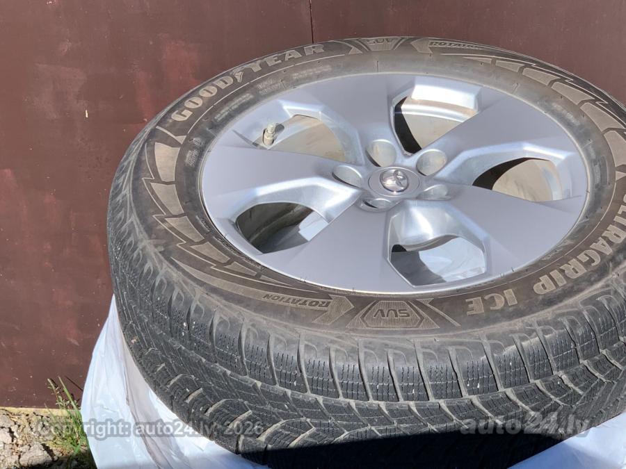 Pelēks Toyota RAV4 2023 Tallina, ar dzinēja tilpumu 2.00 L un nobraukumu 29 tūkst. km par 33999 €, foto 15 vietnē AUTOMOTO.COM.LV