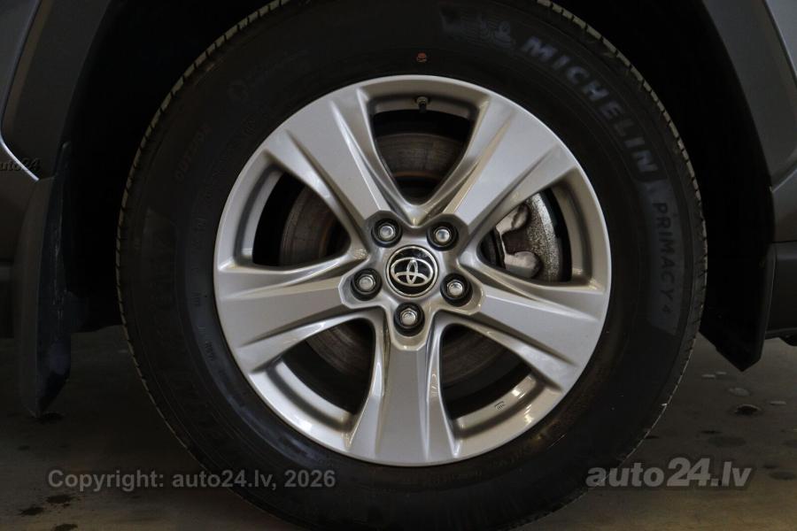 Pelēks Toyota RAV4 2023 Tallina, ar dzinēja tilpumu 1.99 L un nobraukumu 39 tūkst. km par 31900 €, foto 16 vietnē AUTOMOTO.COM.LV