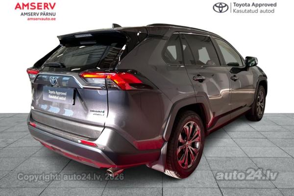 Pelēks Toyota RAV4 2024 Pērnava, ar dzinēja tilpumu 2.50 L un nobraukumu 52 tūkst. km par 38990 €, foto 2 vietnē AUTOMOTO.COM.LV