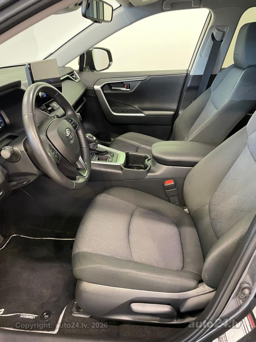 Grey Toyota RAV4 2024 in Tallinn, with an engine capacity of 2.50 L and mileage of 46 thousand km for 34990 €, photo 7 on AUTOMOTO.COM.LV