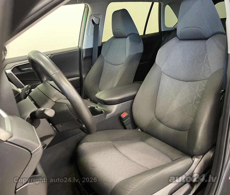 Grey Toyota RAV4 2024 in Tallinn, with an engine capacity of 2.50 L and mileage of 46 thousand km for 34990 €, photo 8 on AUTOMOTO.COM.LV