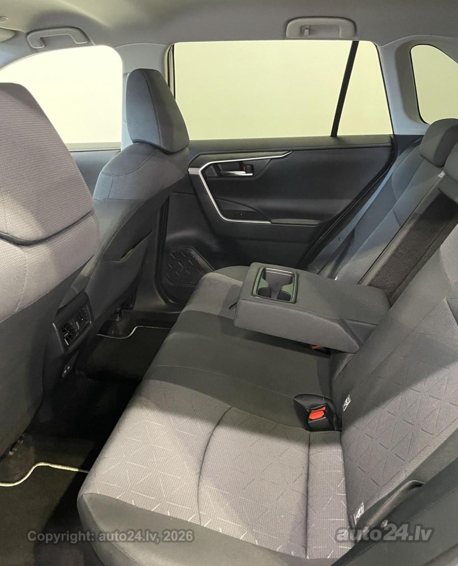 Grey Toyota RAV4 2024 in Tallinn, with an engine capacity of 2.50 L and mileage of 46 thousand km for 34990 €, photo 9 on AUTOMOTO.COM.LV