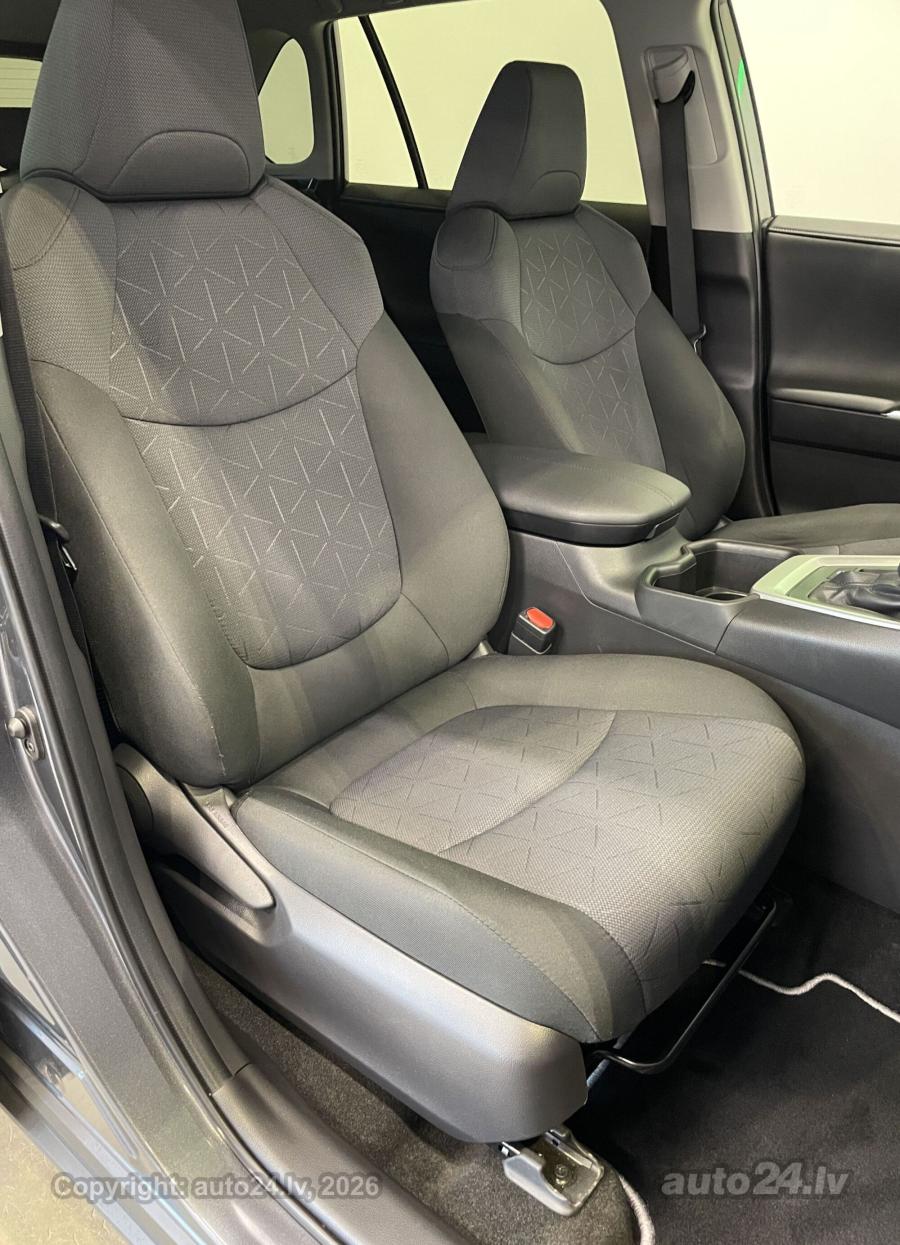 Grey Toyota RAV4 2024 in Tallinn, with an engine capacity of 2.50 L and mileage of 46 thousand km for 34990 €, photo 11 on AUTOMOTO.COM.LV