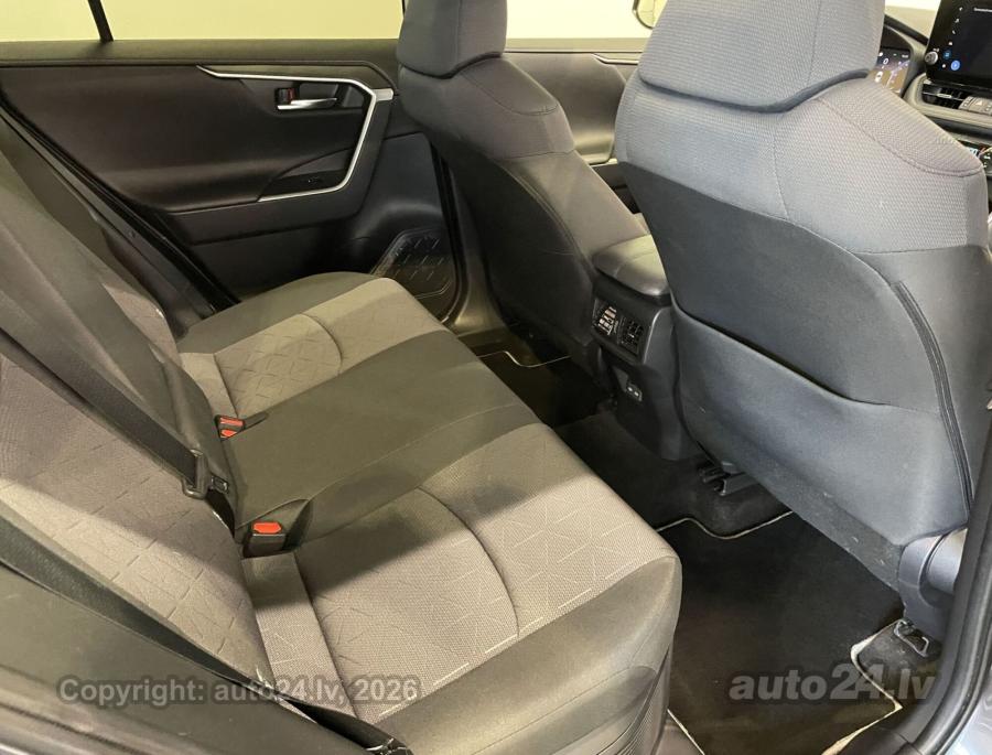 Grey Toyota RAV4 2024 in Tallinn, with an engine capacity of 2.50 L and mileage of 46 thousand km for 34990 €, photo 12 on AUTOMOTO.COM.LV