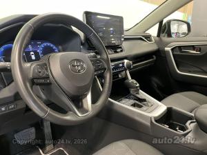 Grey Toyota RAV4 2024 in Tallinn, with an engine capacity of 2.50 L and mileage of 46 thousand km for 34990 €, photo 14 on AUTOMOTO.COM.LV