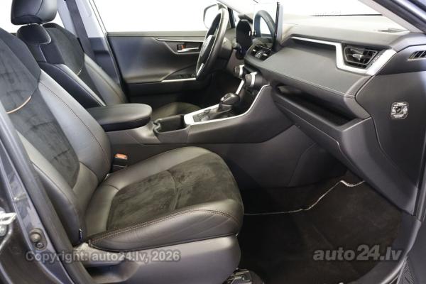 Grey Toyota RAV4 2024 in Tallinn, with an engine capacity of 2.49 L and mileage of 31 thousand km for 37900 €, photo 6 on AUTOMOTO.COM.LV