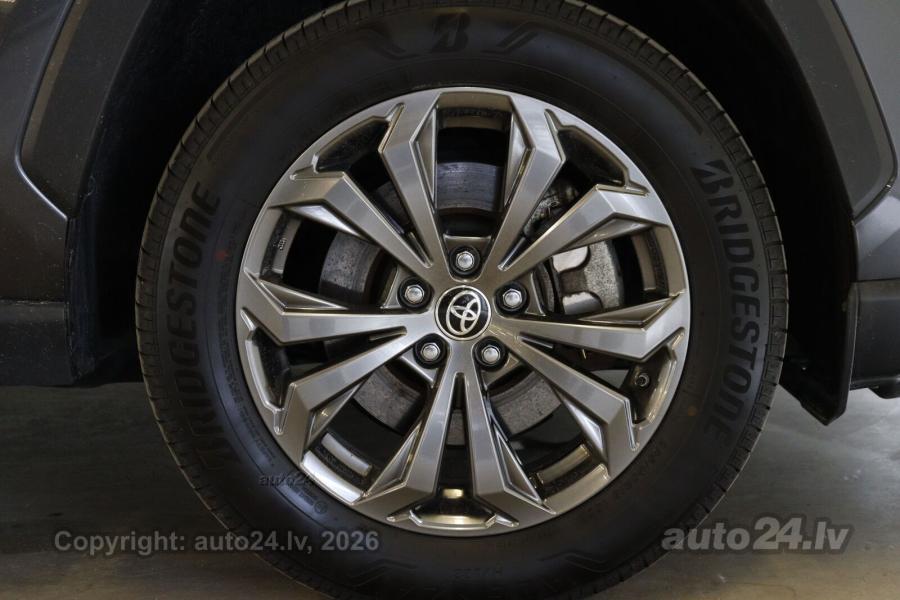 Pelēks Toyota RAV4 2024 Tallina, ar dzinēja tilpumu 2.49 L un nobraukumu 31 tūkst. km par 37900 €, foto 16 vietnē AUTOMOTO.COM.LV