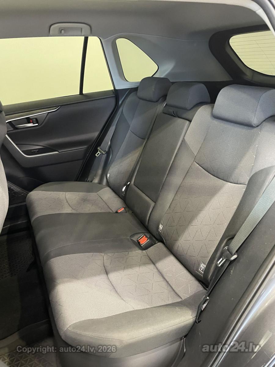 Pelēks Toyota RAV4 2024 Tallina, ar dzinēja tilpumu 2.50 L un nobraukumu 43 tūkst. km par 34990 €, foto 9 vietnē AUTOMOTO.COM.LV