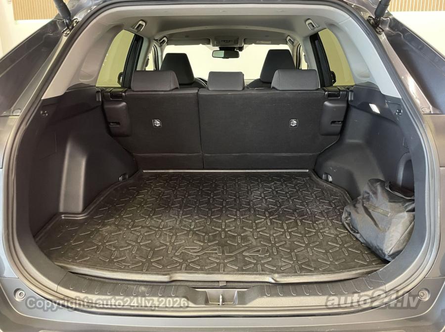 Pelēks Toyota RAV4 2024 Tallina, ar dzinēja tilpumu 2.50 L un nobraukumu 43 tūkst. km par 34990 €, foto 20 vietnē AUTOMOTO.COM.LV