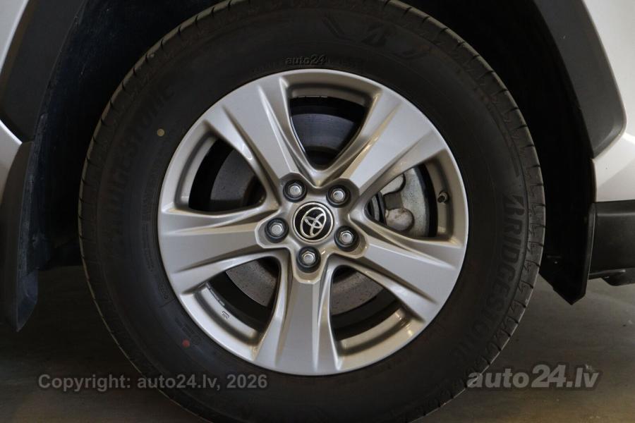 Pelēks Toyota RAV4 2024 Tallina, ar dzinēja tilpumu 2.49 L un nobraukumu 37 tūkst. km par 34490 €, foto 16 vietnē AUTOMOTO.COM.LV