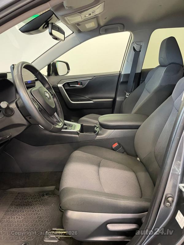 Grey Toyota RAV4 2024 in Tallinn, with an engine capacity of 2.50 L and mileage of 54 thousand km for 34990 €, photo 6 on AUTOMOTO.COM.LV