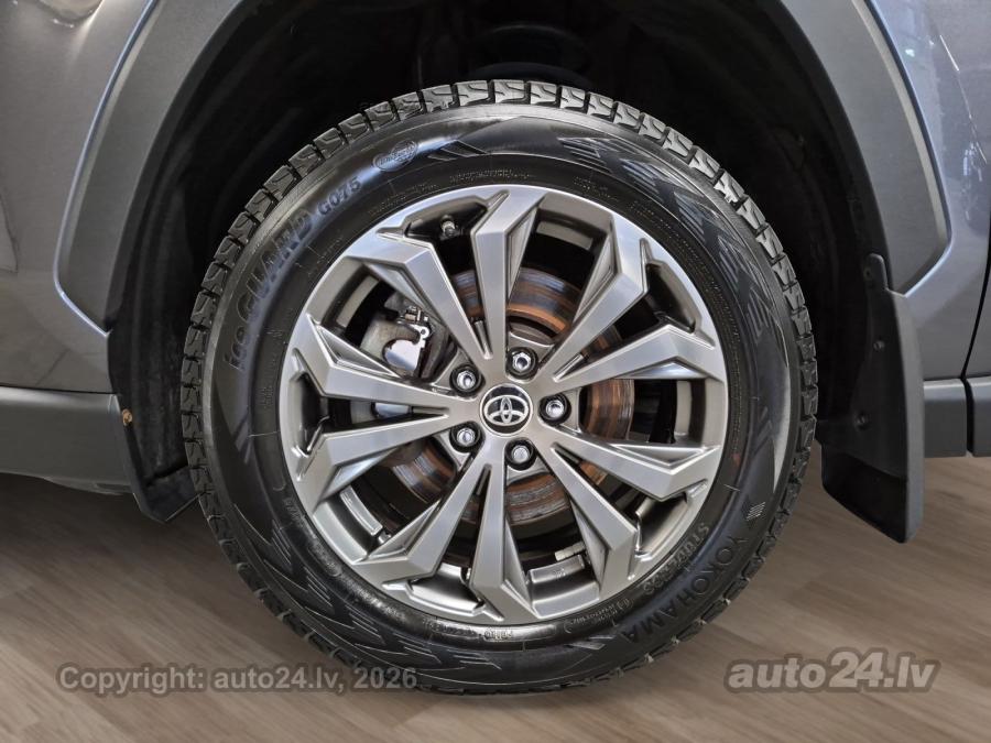 Pelēks Toyota RAV4 2024 Tallina, ar dzinēja tilpumu 2.50 L un nobraukumu 59 tūkst. km par 36990 €, foto 16 vietnē AUTOMOTO.COM.LV
