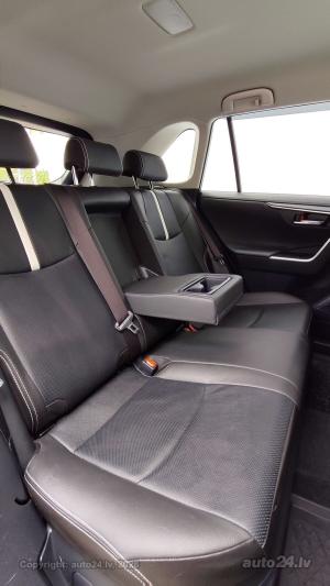 Grey Toyota RAV4 2025 in Tallinn, with an engine capacity of 2.49 L and mileage of 13 thousand km for 39995 €, photo 8 on AUTOMOTO.COM.LV