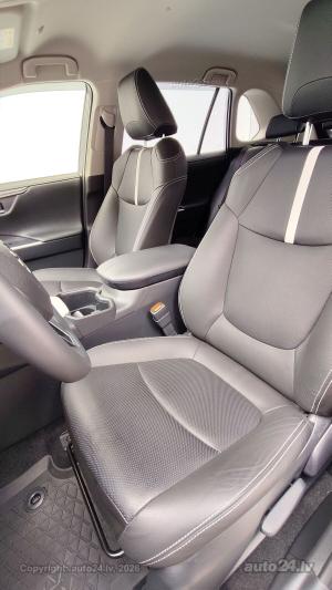 Grey Toyota RAV4 2025 in Tallinn, with an engine capacity of 2.49 L and mileage of 13 thousand km for 39995 €, photo 12 on AUTOMOTO.COM.LV