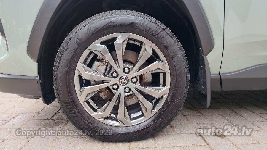 Grey Toyota RAV4 2025 in Tallinn, with an engine capacity of 2.49 L and mileage of 13 thousand km for 39995 €, photo 16 on AUTOMOTO.COM.LV