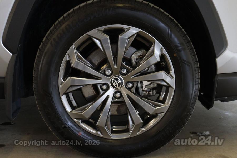 Grey Toyota RAV4 2025 in Tallinn, with an engine capacity of 2.49 L and mileage of 9 thousand km for 38900 €, photo 16 on AUTOMOTO.COM.LV