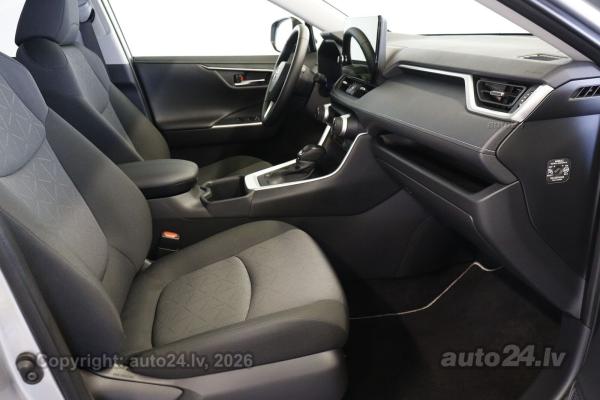Grey Toyota RAV4 2025 in Tallinn, with an engine capacity of 2.49 L and mileage of 11 thousand km for 38900 €, photo 6 on AUTOMOTO.COM.LV