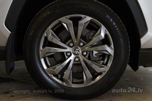Grey Toyota RAV4 2025 in Tallinn, with an engine capacity of 2.49 L and mileage of 11 thousand km for 38900 €, photo 16 on AUTOMOTO.COM.LV