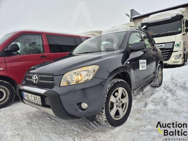 Toyota RAV4 2006 in Kaunas, with an engine capacity of 2.00 L and mileage of 187 thousand km for 3000 €, photo 2 on AUTOMOTO.COM.LV