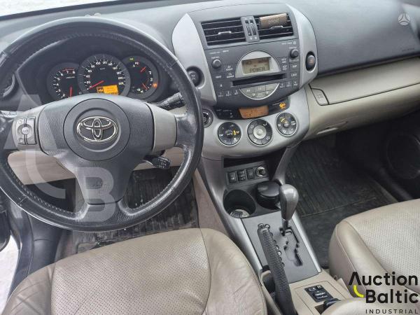Toyota RAV4 2006 in Kaunas, with an engine capacity of 2.00 L and mileage of 187 thousand km for 3000 €, photo 6 on AUTOMOTO.COM.LV