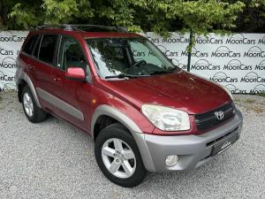 Red Toyota RAV4 2005 in Vilnius, with an engine capacity of 2.36 L and mileage of 114 thousand km for 3000 €, photo 3 on AUTOMOTO.COM.LV