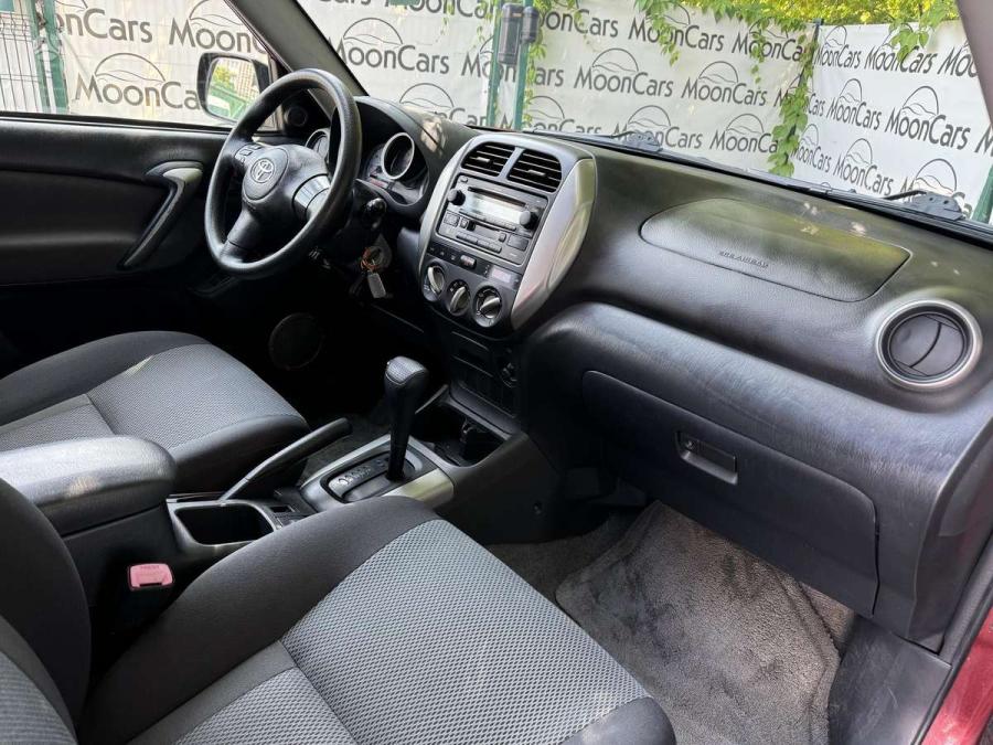 Red Toyota RAV4 2005 in Vilnius, with an engine capacity of 2.36 L and mileage of 114 thousand km for 3000 €, photo 12 on AUTOMOTO.COM.LV